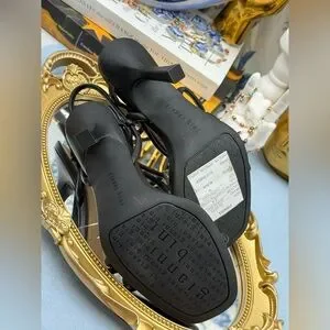 Gianni Bini | Shoes | Gianni Bini Nwob Carletta Lip Ornamented Sandals ...